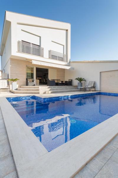 Villa Ema With Heated Saltwater Pool, Sauna And Private Gym - By Ta Leut Agency - Nin