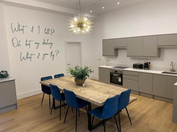 Apartment 5 4 Bedrooms, Sleeps X 15 - York