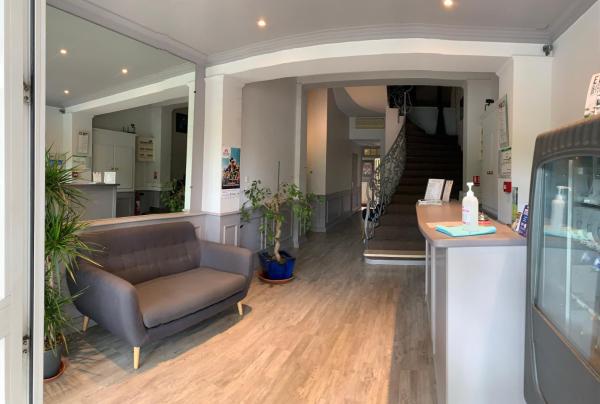 Logis Hotel Du Midi - Sénas