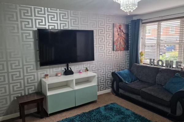 Well Furnished 3 Bedroom House In A Cosy Estate In Bolton - Bury