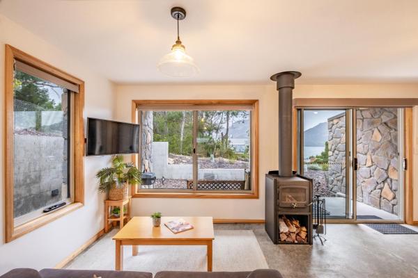 Freycinet Stone Studio 7 - Quartz - Coles Bay