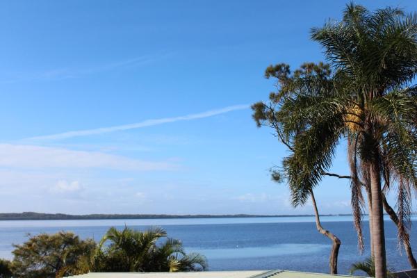 Lakefront 4-bedroom, 2.5-bath Home, Stunning Views - Toukley