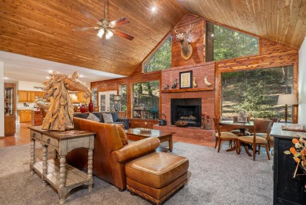 Luxury Rock Creek Cabin W Deck By Lake Hamilton - Hot Springs, AR