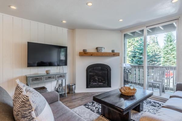 Highly Updated 1 Bedroom Plus Den, 2 Bath Crestview Unit 5 Sleeps Up To 4 Located Near Canyon Lodge - Mammoth Lakes, CA
