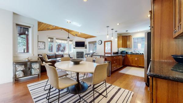 Grayfox 2 Pet-friendly, 5-star With Private Hot Tub, 2 Car Garage And Prime Location Condo - Mammoth Lakes, CA