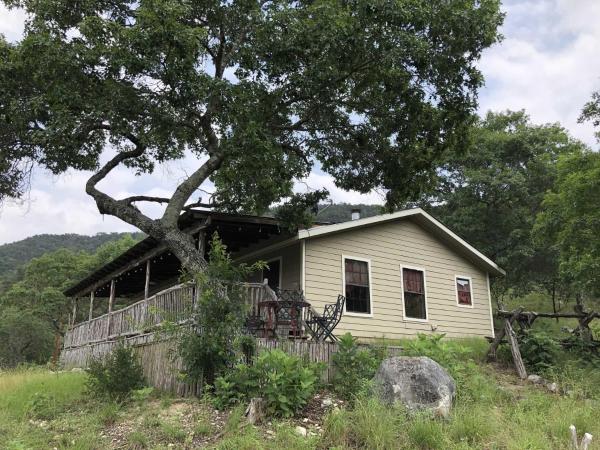 Antler Mountain House - Utopia, TX
