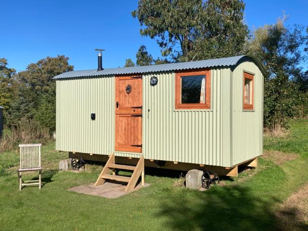 The Dragon's Hut With Seasonal Swimming Pool - Shropshire