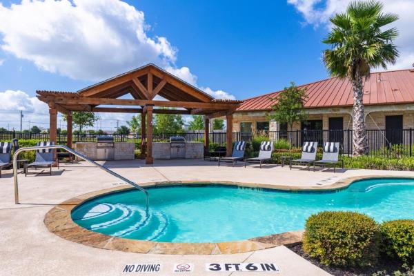Bright And Spacious Apartments With Gym And Pool Access At Century Stone Hill North In Pflugerville, Austin - Pflugerville, TX