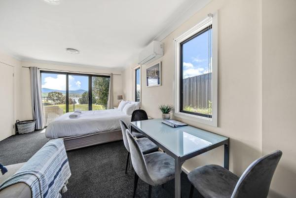 Poley Cow Studio - Lake & Mountain Views L Air-con L Parking - Jindabyne