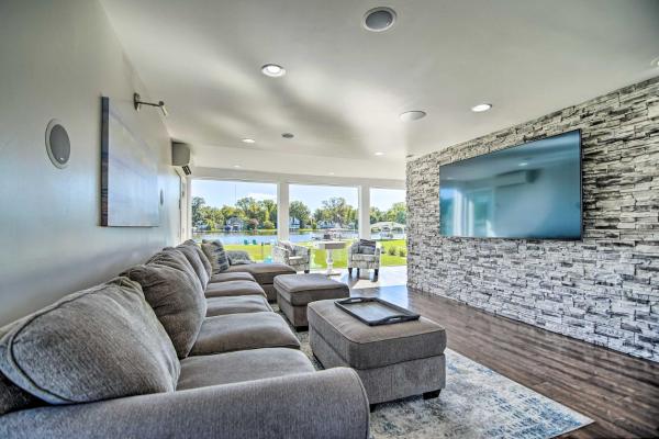 Home On Fox River Modern Decor Style! - Fox Lake