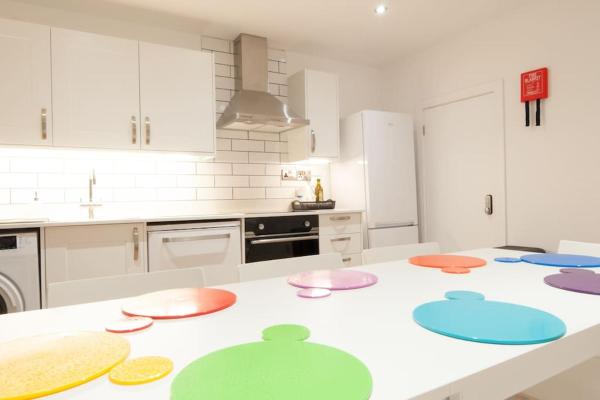 The Spitfire - Renovated 3-bed House In Cheltenham, Sleeps 8 - Tewkesbury