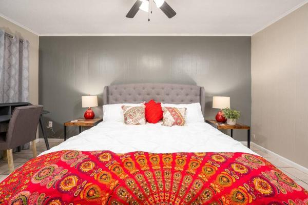 Heirs Living : Homely - Near Rapides Medical . Near Downtown . Petsok . King Bed - Alexandria, LA