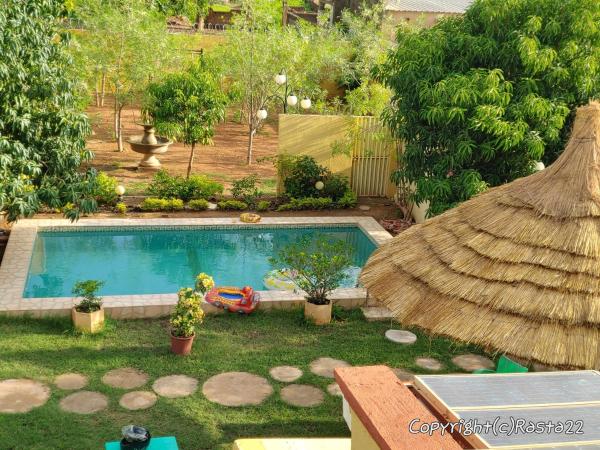Résidence Des Hibiscus-roses: Jardin, Piscine... - Burkina Faso