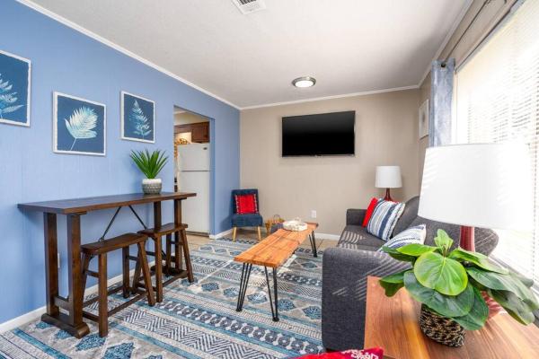 Heirs Living : Vogue - By Downtown . Wfh . King Bed . Free Parking . Pet Friendly - Alexandria, LA