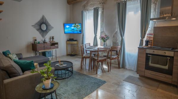 Duplex Calme Et Climatisé Au Centre Historique - Sauveterre