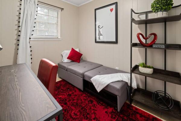Heirs Living : Luv Shack - Near Rapides Regional Medical Center . Pet Friendly . King Bed . Free Parking . Fast Wifi - Alexandria, LA