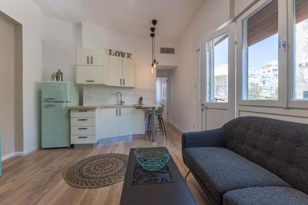 1b Patio Beach House Premium Location W/2 Balcony - Tel Aviv-Yafo