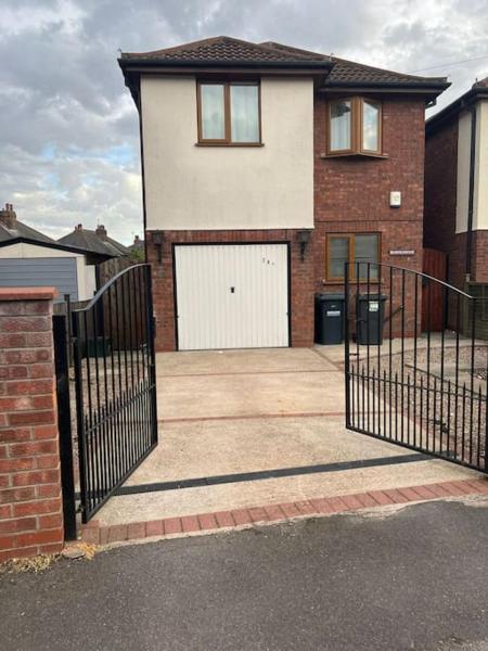 Entire -4 Bedrooms Detached House With Driveway - Nottingham