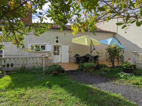 Gîte Familial à Barret : Jardin Clos, éQuipement Bébé, Proche Circuits De Rando Et Jonzac - Fr-1-653-155 - Charente