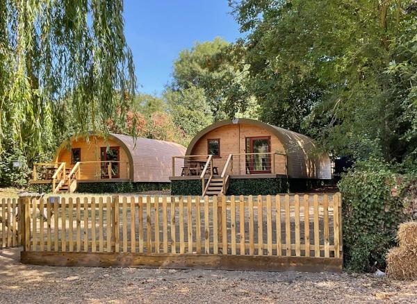 Cosy And Eco-friendly Cabins Next To 16th Century Pub - Cambridgeshire