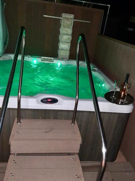 Apartments Pine & Oak With Shared Seasonal Hot Tub - Privlaka