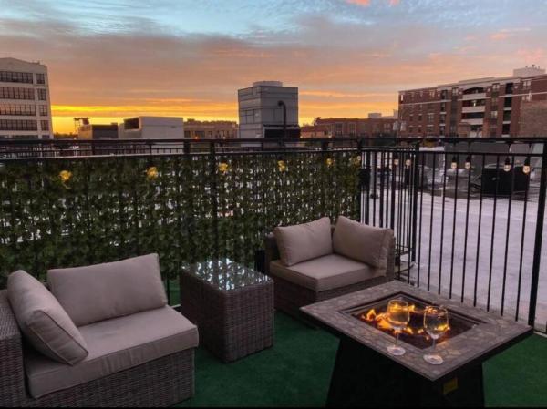 Luxury 3br Spacious Suite Sleeps 8 Guests With Patio, Skyline View, Optional Parking And Gym Access Near Mccormick Place And Lakefront - University of Chicago, Chicago