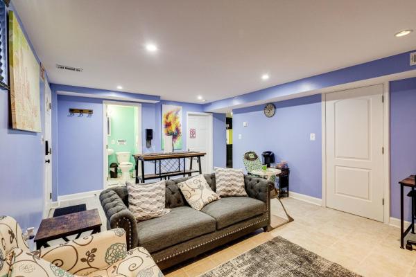 Elegant 4 Bedroom Home With Office And Parking. - Huntington, VA