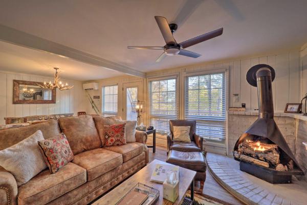 1 Mi To Skiing Beech Mountain Condo With Fireplace! - Blue Ridge Mountains