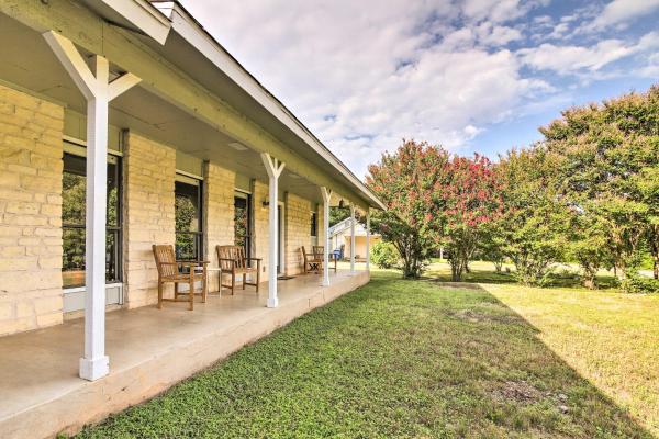 Bright Jonestown Retreat With Yard And Porch! - Leander, TX