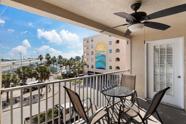 Beachfront Complex - 2b 2b - Beach Place #202 - Madeira Beach, FL
