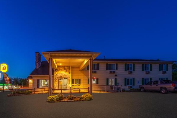 Super 8 By Wyndham Berlin Wi - Green Lake, WI