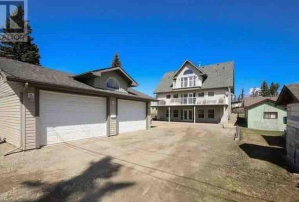 Lakeshore Guest House - Sleeps 18 - Sylvan Lake