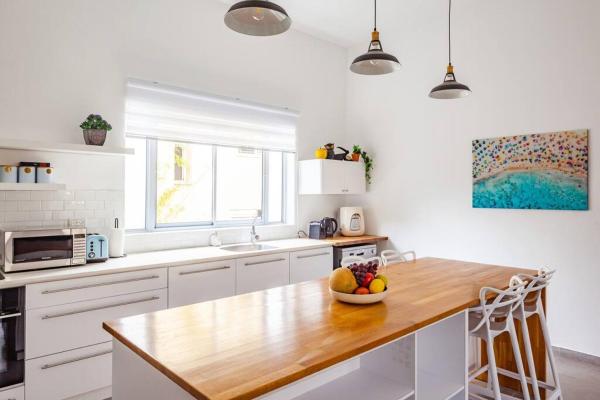 Beautifully Renovated 2br With Balcony Beachfront* - Tel Aviv-Yafo