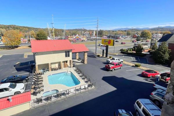 Super 8 By Wyndham Pigeon Forge Downtown - Pigeon Forge, TN