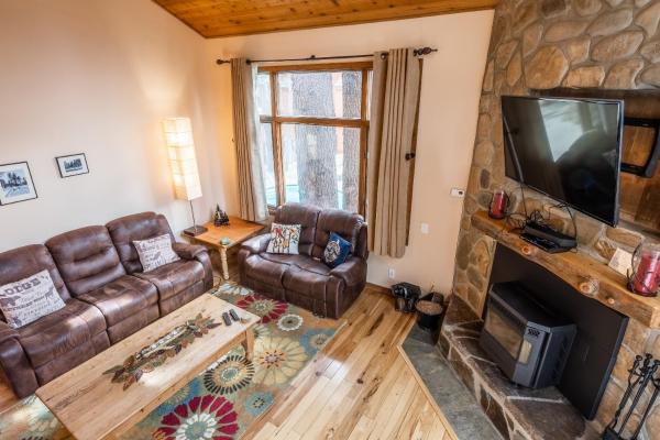 Updated 2 Bedroom And Loft 2 Full Bathroom Woodlands #51just Steps To Shuttle Close To Golf Course - Mammoth Lakes, CA