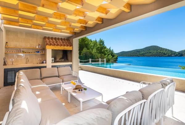 Beachfront Villa Brulupes In Secluded Bay - Neum