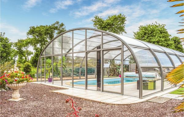 Stunning Home In Pommeret With Sauna - Moncontour