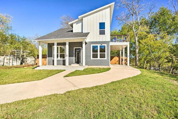 Denison Home With Balcony Walk To Downtown! - Eisenhower State Park, Denison