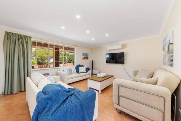 'Good Vibes' Light & Bright Falcon Family Escape - Mandurah