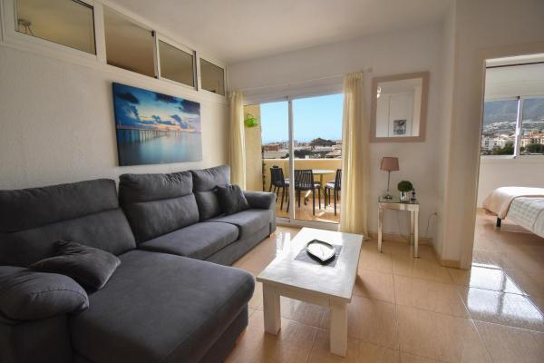Benal Beach, Superb 2 Bedroom 2 Bathroom Beach Front Apartment Sleeps 6 - Benalmádena