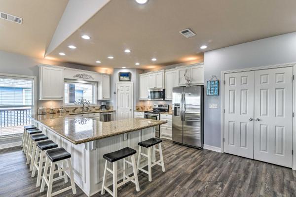 Steps To Shore Crystal Beach Retreat With Deck! - Crystal Beach, TX