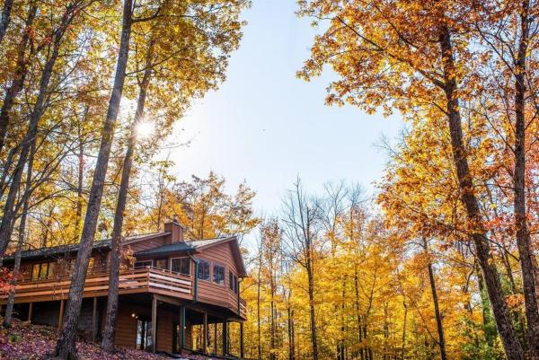 Fall Getaway Resort-3 King Suites, Dog-friendly - Hayward, WI