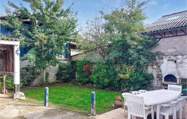 5 Bedroom Gorgeous Home In Longvilliers - Montreuil