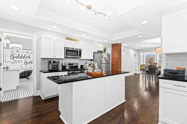 Lovely Two-bedroom Relaxing Private Parking Townhome Rental - Detroit, MI