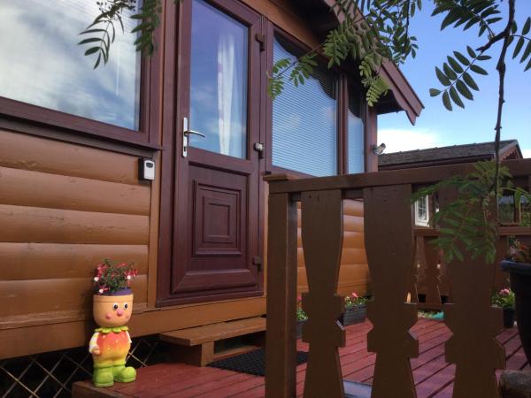 Log Cabin - Free Parking Garden & Pet Friendly - North Wales