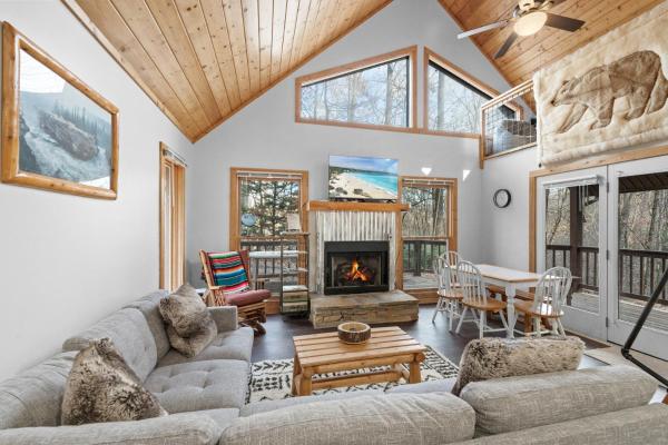 Nature's Cove, Hot Tub, Wifi, 560 Free Tickets Each Paid Day!!! - Tennessee