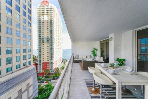 Fantastic 2/1 Condo @Brickell With Pool - Miami Springs, FL