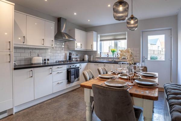 Modern 3 Bedroom House With Parking - Bath