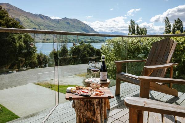 Lakeside Road - Sleeps 8 - Lake Views - Lake Front - Wanaka