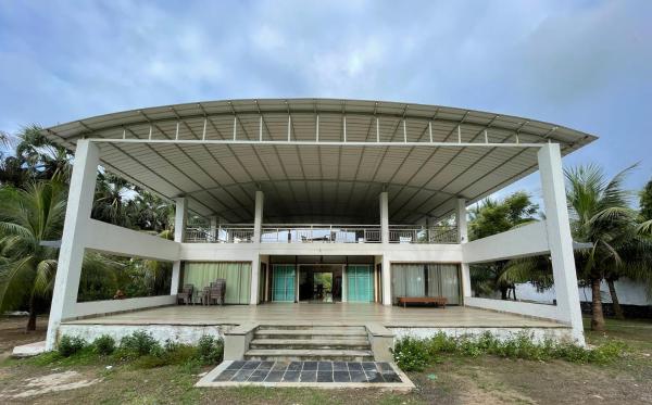 Disha Villa-casa Oceano, Sea Facing Villa With A Pool, At Palghar - Palghar